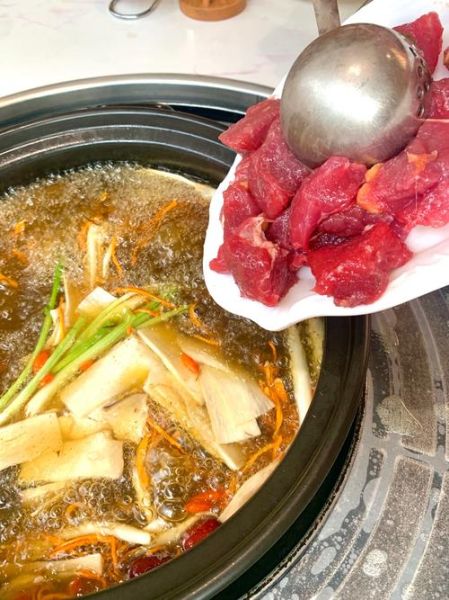 牛肉汤锅的做法_牛肉汤锅配菜窍门-第1张图片-山城妙识