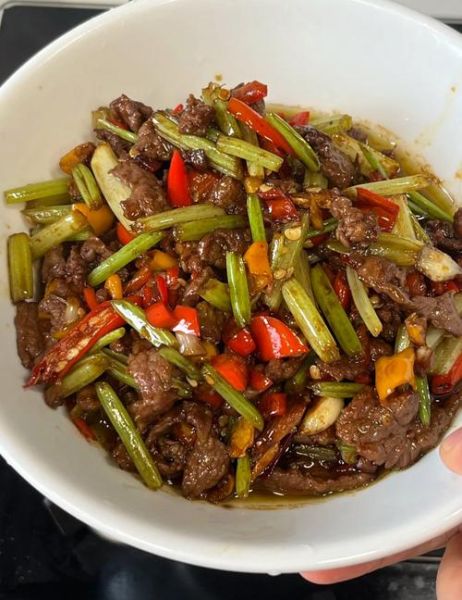 芹菜炒牛肉怎么炒才嫩_芹菜炒牛肉要不要焯水-第1张图片-山城妙识 芹菜炒牛肉怎么炒才嫩_芹菜炒牛肉要不要焯水-第1张图片-山城妙识