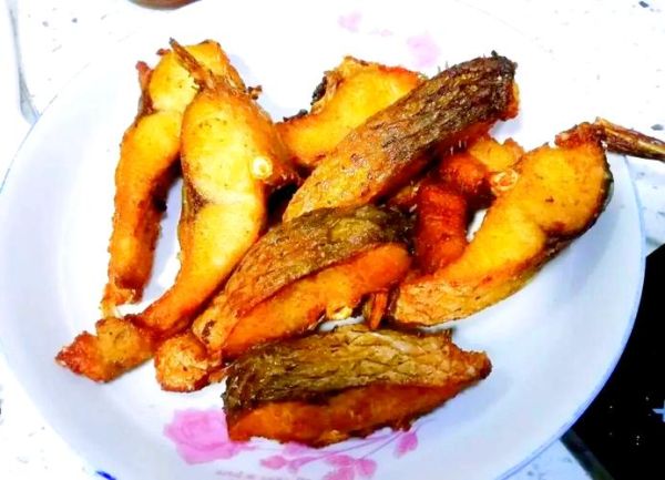 煎鱼怎么不粘锅不掉皮_煎鱼不掉皮的技巧-第3张图片-山城妙识 煎鱼怎么不粘锅不掉皮_煎鱼不掉皮的技巧-第3张图片-山城妙识