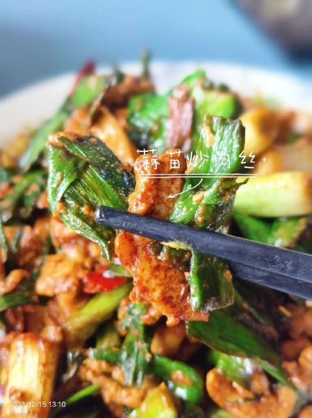 肉丝炒蒜苗怎么炒才嫩_肉丝炒蒜苗要不要焯水-第1张图片-山城妙识 肉丝炒蒜苗怎么炒才嫩_肉丝炒蒜苗要不要焯水-第1张图片-山城妙识