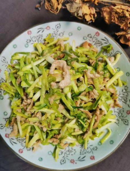 肉丝炒蒜苗怎么炒才嫩_肉丝炒蒜苗要不要焯水-第3张图片-山城妙识 肉丝炒蒜苗怎么炒才嫩_肉丝炒蒜苗要不要焯水-第3张图片-山城妙识