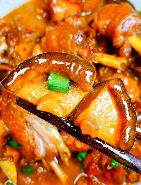 香菇炒肉怎么做好吃_香菇炖鸡的做法窍门-第1张图片-山城妙识