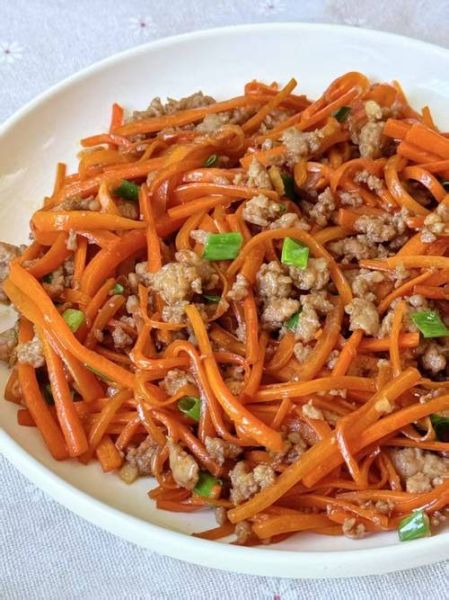 红萝卜蒜苗炒肉丝怎么做_炒多久才嫩-第3张图片-山城妙识 红萝卜蒜苗炒肉丝怎么做_炒多久才嫩-第3张图片-山城妙识