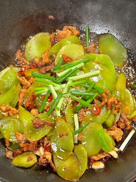 莴笋炒肉怎么炒才嫩_莴笋炒肉最正宗的做法窍门-第3张图片-山城妙识 莴笋炒肉怎么炒才嫩_莴笋炒肉最正宗的做法窍门-第3张图片-山城妙识