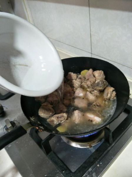 家常炖排骨怎么做_炖排骨需要焯水吗-第3张图片-山城妙识