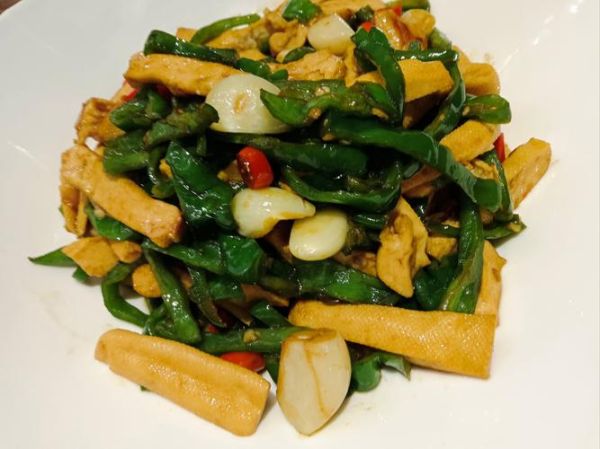 青椒炒白干怎么炒才好吃_青椒炒白干的做法窍门-第1张图片-山城妙识