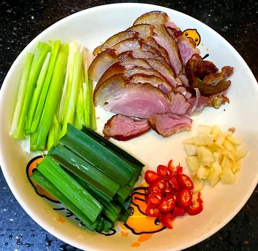 熏肉炒大蒜怎么做_熏肉炒大蒜热量高吗-第3张图片-山城妙识