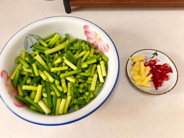 酸蒜苔怎么腌制_酸蒜苔腌制方法-第3张图片-山城妙识 酸蒜苔怎么腌制_酸蒜苔腌制方法-第3张图片-山城妙识