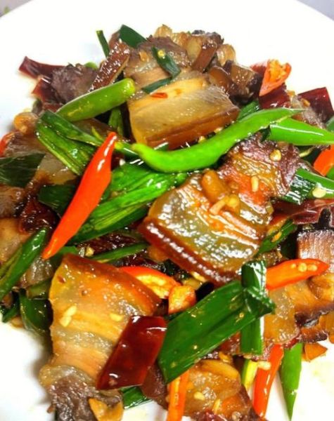青椒大蒜炒腊肉怎么做_腊肉炒前要不要焯水-第1张图片-山城妙识