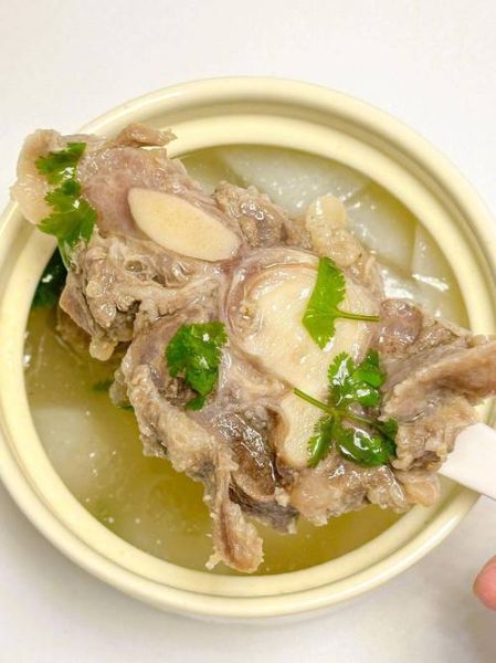 牛骨头汤怎么熬才白_牛骨头汤需要焯水吗-第2张图片-山城妙识