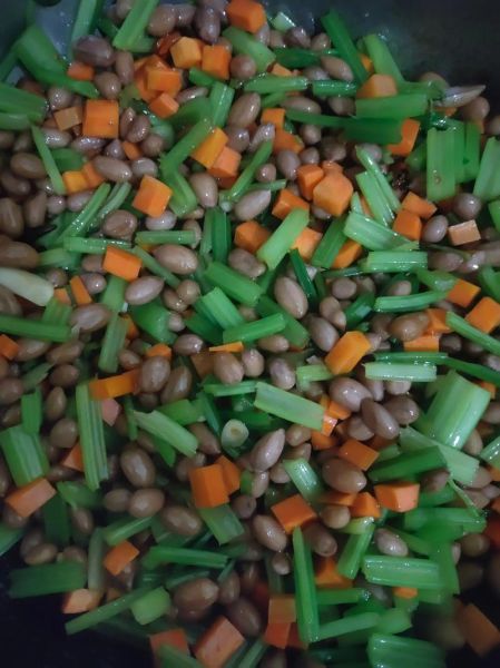 花生米拌芹菜怎么做好吃_花生米拌芹菜热量高吗-第3张图片-山城妙识