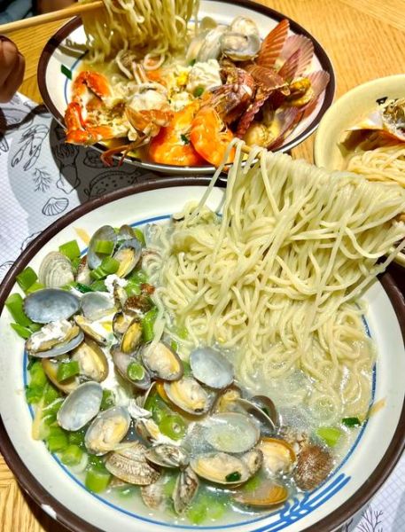 花蛤海鲜面怎么做好吃_花蛤海鲜面做法大全-第2张图片-山城妙识