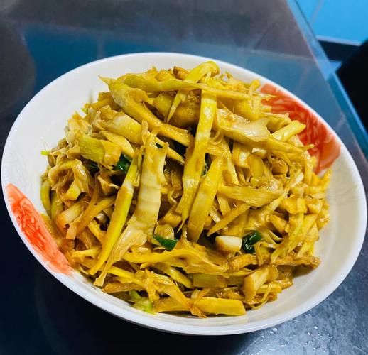 高笋炒肉要不要焯水_高笋炒肉焯水好处-第2张图片-山城妙识