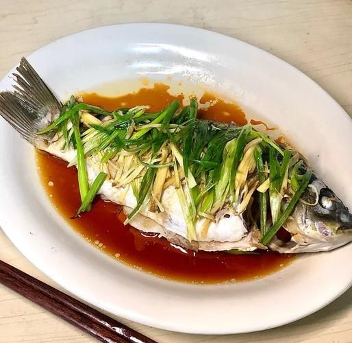清蒸鲫鱼怎么做好吃又简单_清蒸鲫鱼几分钟最嫩-第1张图片-山城妙识