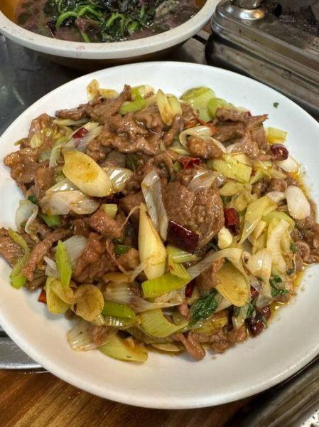 葱爆羊肉家常做法_怎么炒才嫩滑不膻-第3张图片-山城妙识