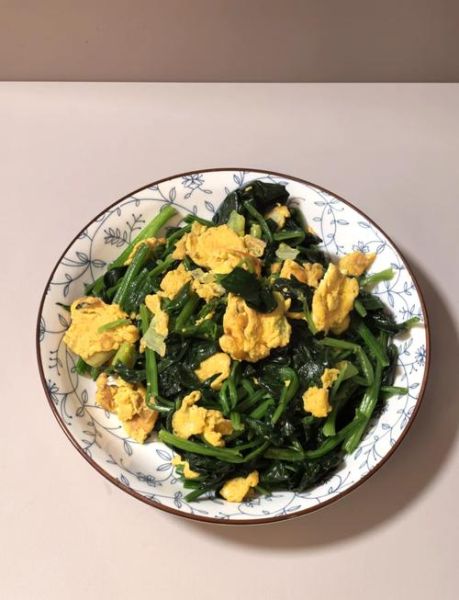 菠菜炒鸡蛋怎么做_菠菜炒鸡蛋需要焯水吗-第3张图片-山城妙识