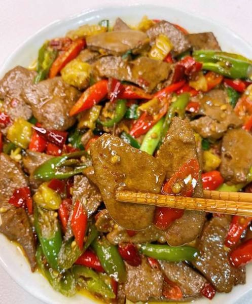 青椒洋葱炒猪肝怎么做_猪肝炒多久才嫩-第1张图片-山城妙识