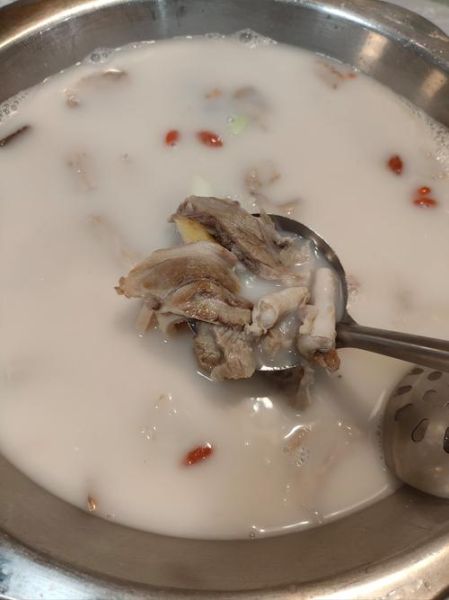 羊肉汤怎么炖才白_羊肉汤去膻味用什么料-第2张图片-山城妙识