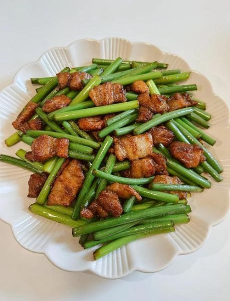 蒜苔肉丝怎么炒才嫩_蒜苔炒肉要不要焯水-第1张图片-山城妙识