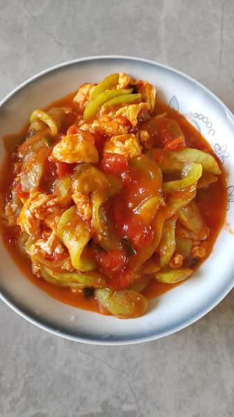 西红柿炒丝瓜怎么做好吃_丝瓜西红柿炒多久才入味-第1张图片-山城妙识