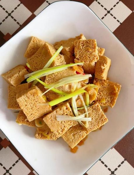 素炒冻豆腐怎么做好吃_冻豆腐家常做法窍门-第1张图片-山城妙识