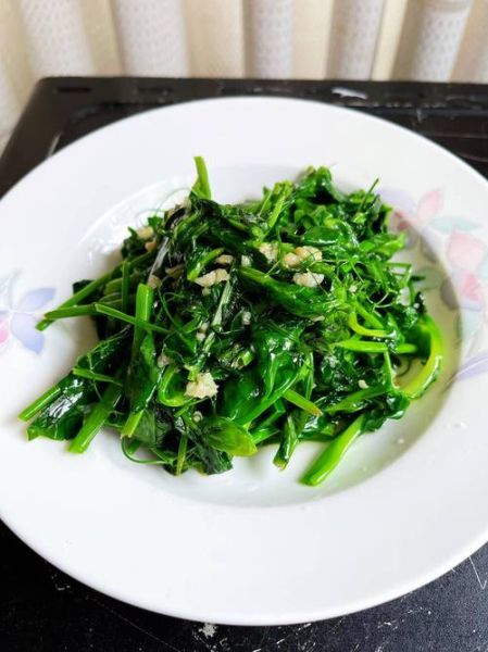 豌豆尖怎么炒好吃_豌豆尖的做法大全家常-第1张图片-山城妙识