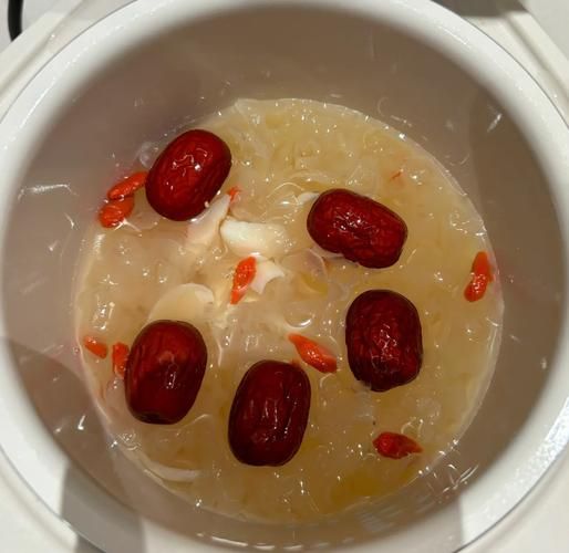 银耳莲子羹的禁忌_哪些人不能吃-第1张图片-山城妙识 银耳莲子羹的禁忌_哪些人不能吃-第1张图片-山城妙识