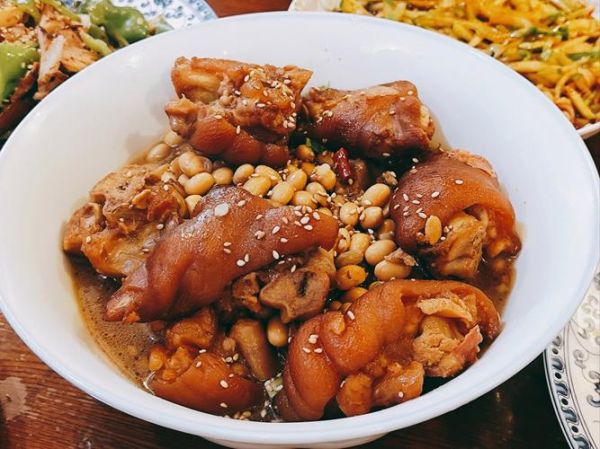 炖猪蹄黄豆怎么做_炖猪蹄黄豆需要焯水吗-第3张图片-山城妙识