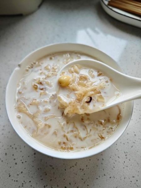 银耳莲子粥的正确做法_银耳莲子粥怎么煮才粘稠-第2张图片-山城妙识