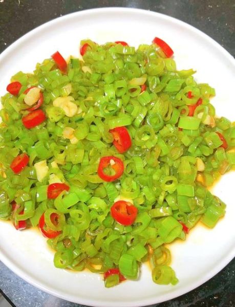 凉拌空心菜梗怎么做_空心菜梗焯水几分钟-第1张图片-山城妙识