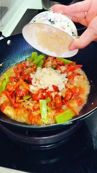 爆炒小龙虾怎么做_小龙虾怎么清洗才干净-第1张图片-山城妙识 爆炒小龙虾怎么做_小龙虾怎么清洗才干净-第1张图片-山城妙识