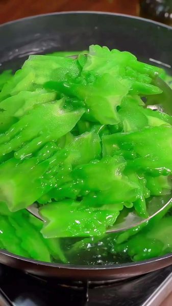 清炒苦瓜怎么做不苦_苦瓜炒前要不要焯水-第3张图片-山城妙识