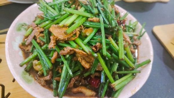 韭菜苔炒肉丝怎么做_韭菜苔炒肉丝家常做法-第2张图片-山城妙识