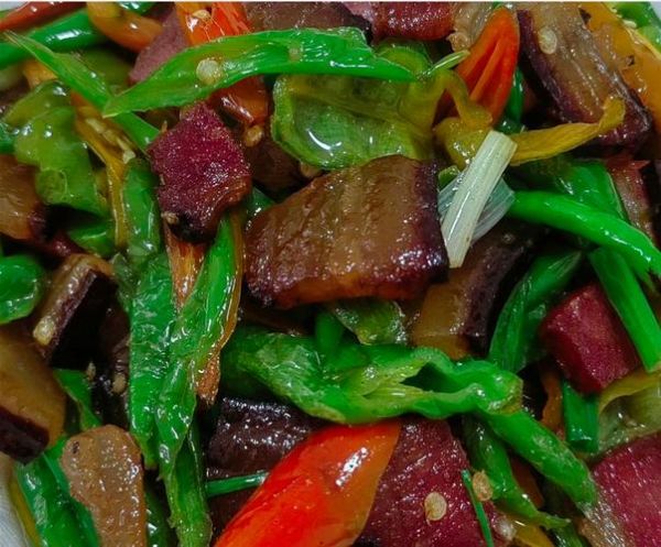 青椒腊肉怎么炒_腊肉炒青椒的做法-第1张图片-山城妙识 青椒腊肉怎么炒_腊肉炒青椒的做法-第1张图片-山城妙识