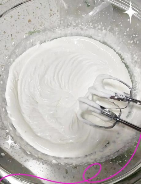 鲜奶油怎么做不加吉利丁_如何打发稳定-第3张图片-山城妙识