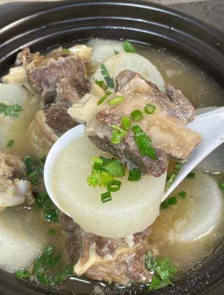 白萝卜炖牛排骨汤怎么做_白萝卜炖牛排骨汤要焯水吗-第3张图片-山城妙识