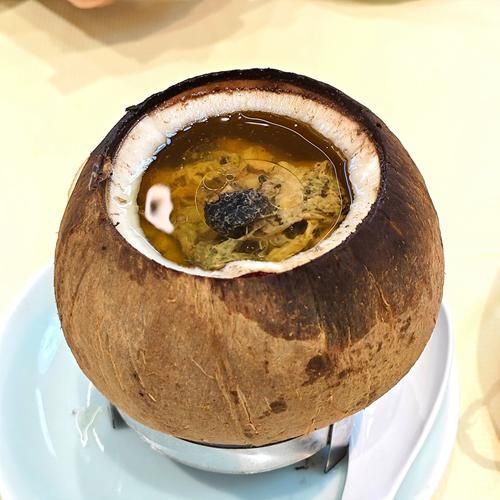 椰子煲鸡汤的功效_椰子鸡汤适合什么人喝-第1张图片-山城妙识