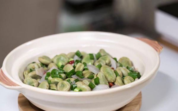 砂锅洋葱焖蚕豆怎么做_砂锅洋葱焖蚕豆的家常做法-第3张图片-山城妙识