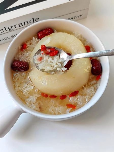 冰糖雪梨图片大全集_冰糖雪梨怎么做才润肺止咳-第3张图片-山城妙识