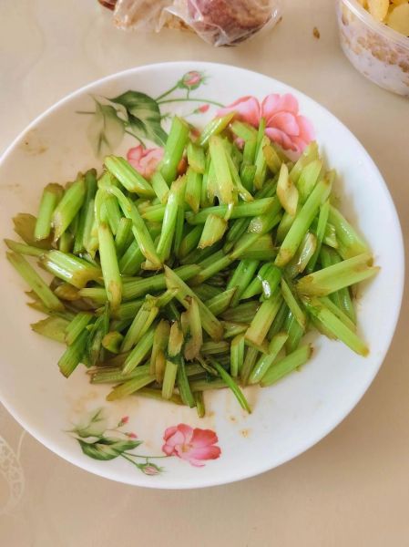 素炒芹菜怎么炒好吃又简单_芹菜炒几分钟才脆嫩-第3张图片-山城妙识