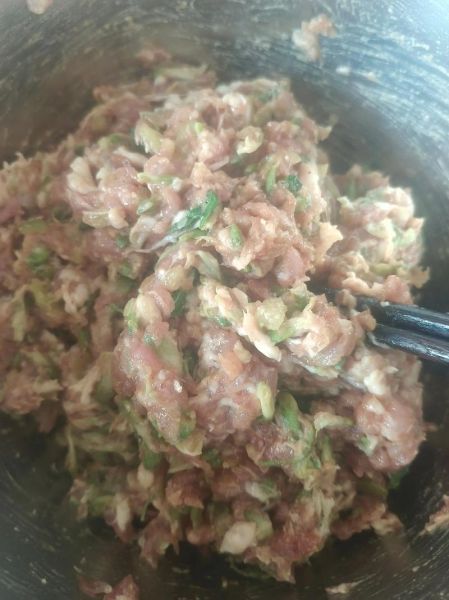 槐花素饺子怎么调馅好吃_槐花素饺子馅的做法-第3张图片-山城妙识