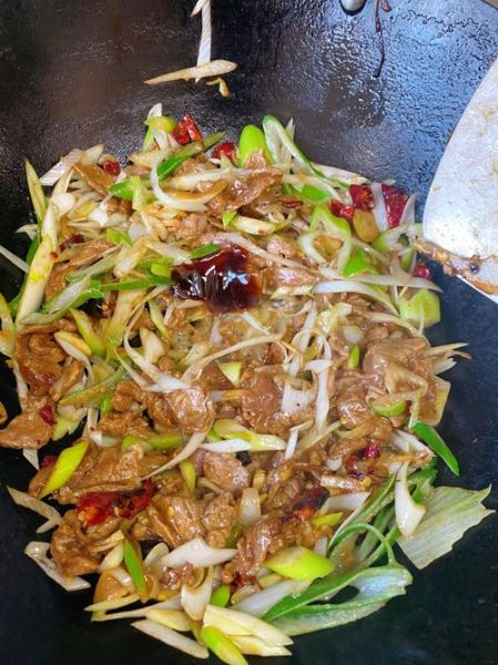 葱爆羊肉怎么做_葱爆羊肉需要焯水吗-第2张图片-山城妙识