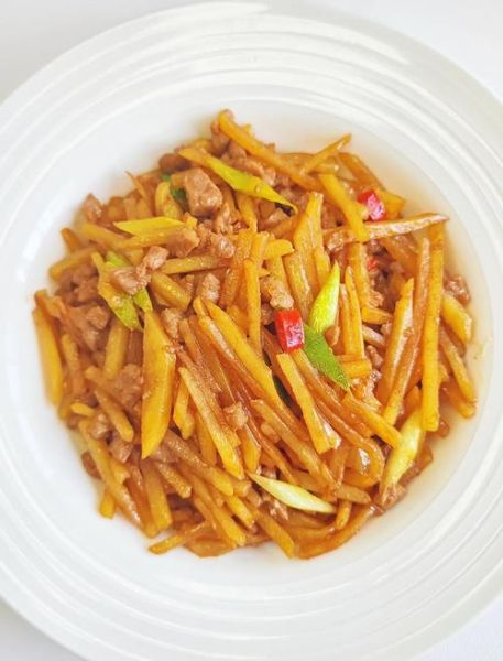 家常牛肉炒土豆丝怎么做_牛肉炒土豆丝为什么粘锅-第1张图片-山城妙识
