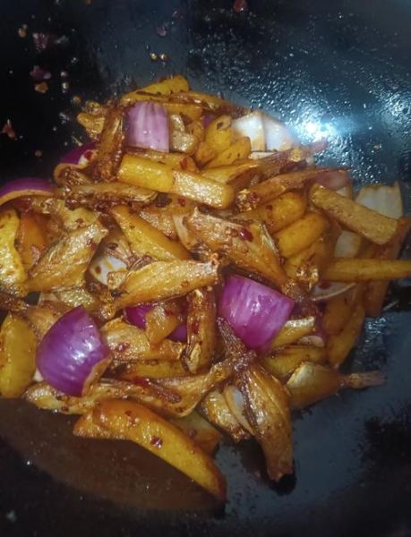 干锅耗儿鱼怎么做_干锅耗儿鱼热量高吗-第1张图片-山城妙识