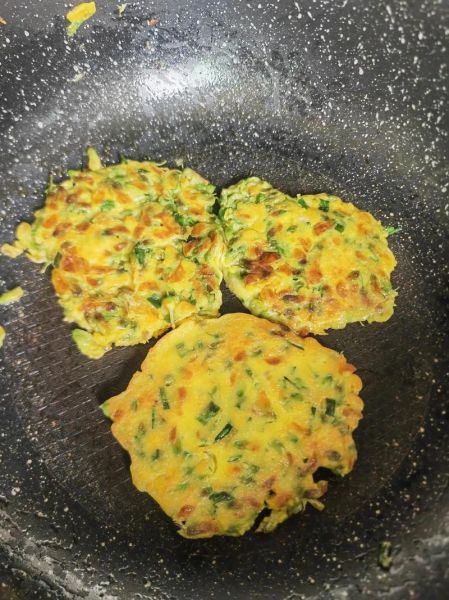 槐花饼怎么和面才酥脆_槐花饼酥脆的秘诀-第1张图片-山城妙识