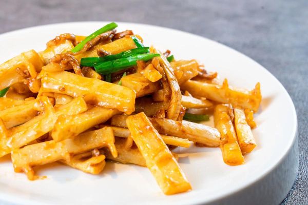 鲜竹笋怎么做好吃_鲜竹笋炒肉的做法-第2张图片-山城妙识