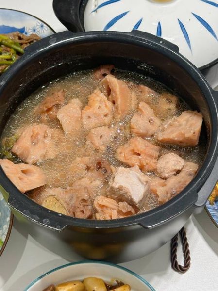 莲藕排骨汤怎么做好喝_莲藕排骨汤的家常做法-第1张图片-山城妙识