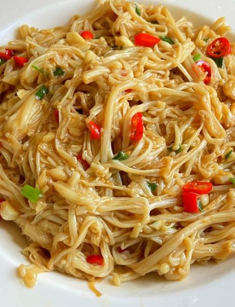 肉片炒金针菇怎么做_金针菇炒肉片要不要焯水-第1张图片-山城妙识