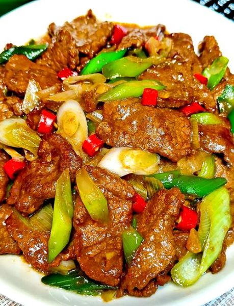 大葱爆牛肉怎么做_大葱爆牛肉家常做法-第1张图片-山城妙识