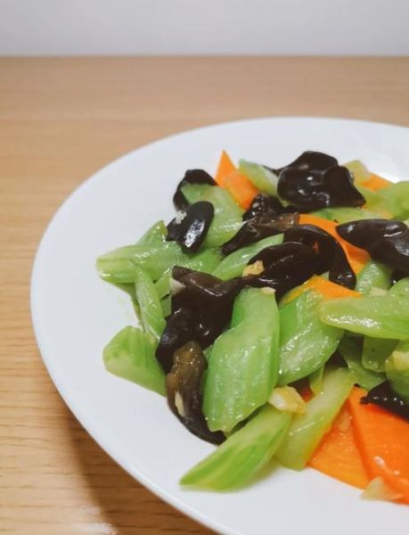 黑木耳炒芹菜能降血压吗_黑木耳炒芹菜的做法与功效-第1张图片-山城妙识